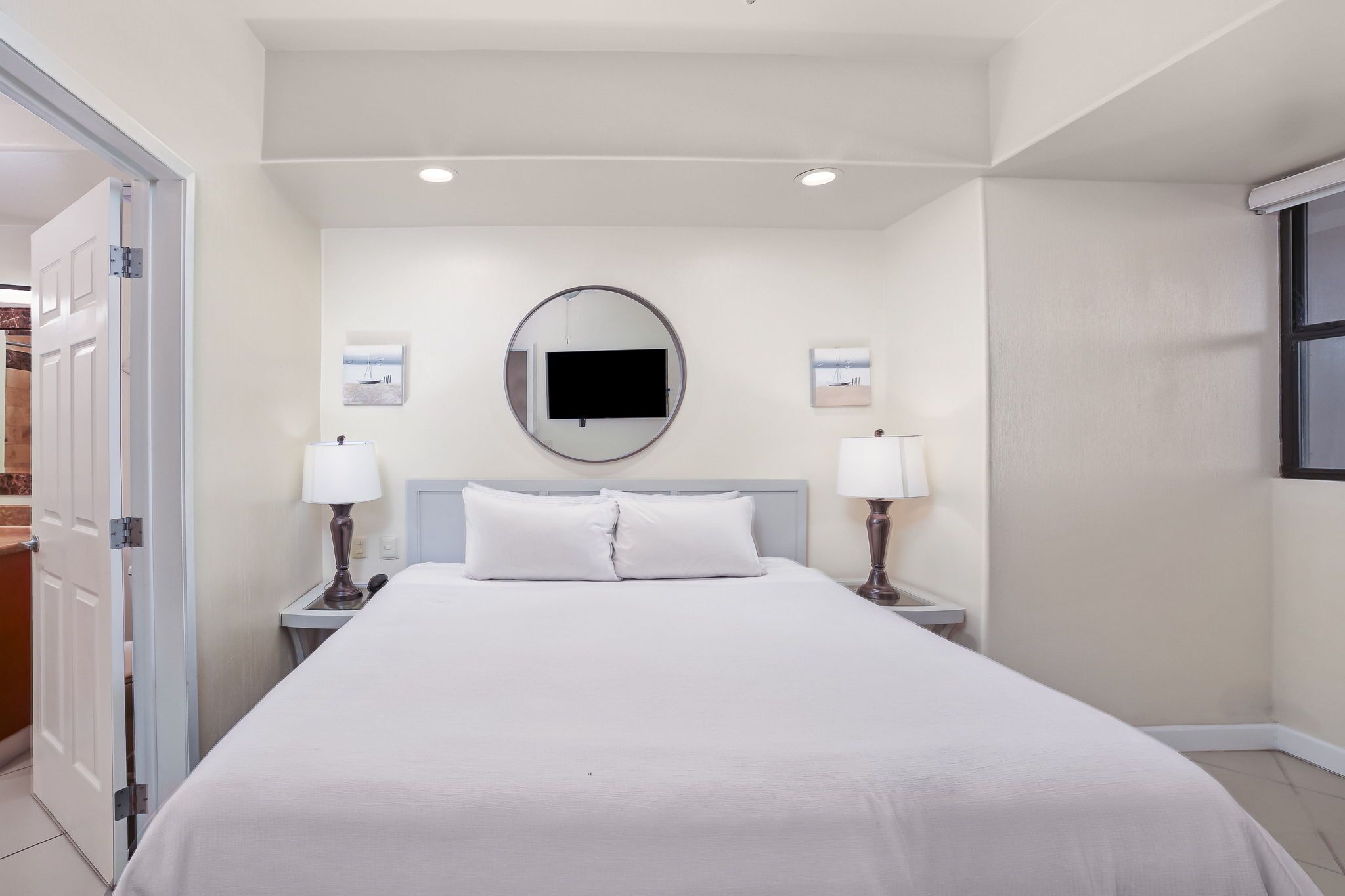 Cofres nos quartos, cortinas blackout, quartos à prova de som