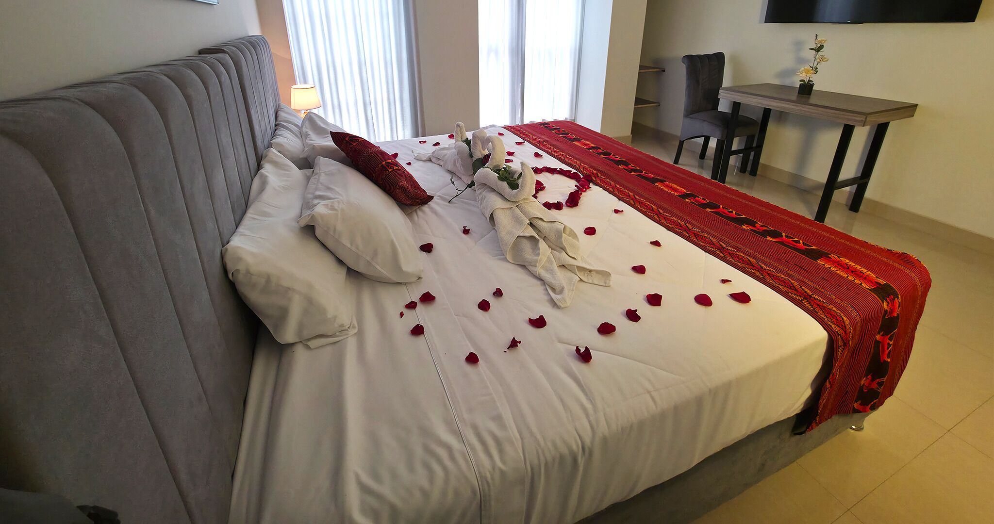 Quarto Deluxe, 1 cama de casal | Secretária, secretária adequada para computadores portáteis 