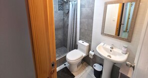 Um polibã, toalhas fornecidas, sabão, champô 