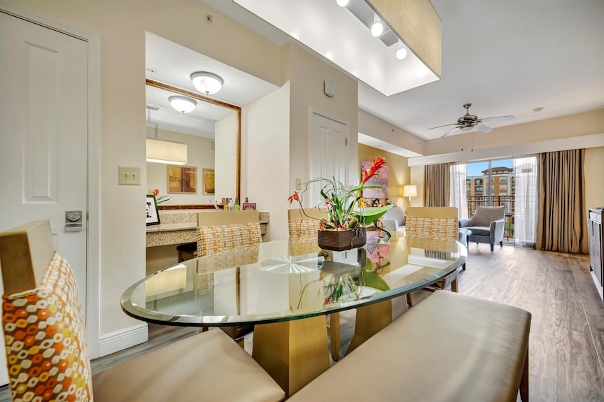 7 Mins To Disney | 2br Resort Condo On The Lake - Aquatica Orlando, Kissimmee