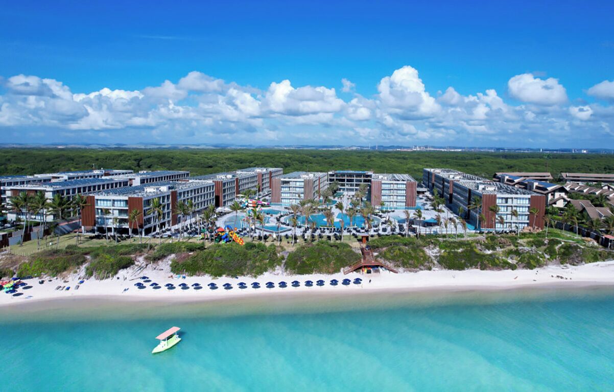 6 piscinas exteriores, toldos gratuitos, guarda-sóis 