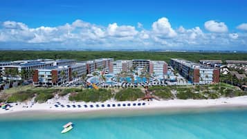 6 piscinas exteriores, toldos gratuitos, guarda-sóis