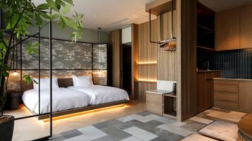 Quarto moderno com cama, mesa de cabeceira e TV fixada na parede.