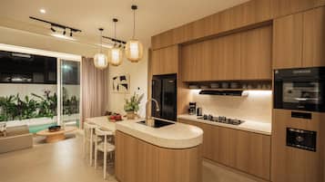 Villa Deluxe, 2 quartos, piscina privativa, vista para a piscina | Cozinha privada | Uma cafeteira/bule, uma chaleira elétrica, Congelador, ilhas de cozinha