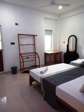 Quarto Triplo Familiar, vista para o jardim | Cofre no quarto, secretária 