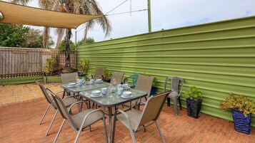 Quarto Duplo ou Twin Standard, vista para o pátio | Refeições ao ar livre