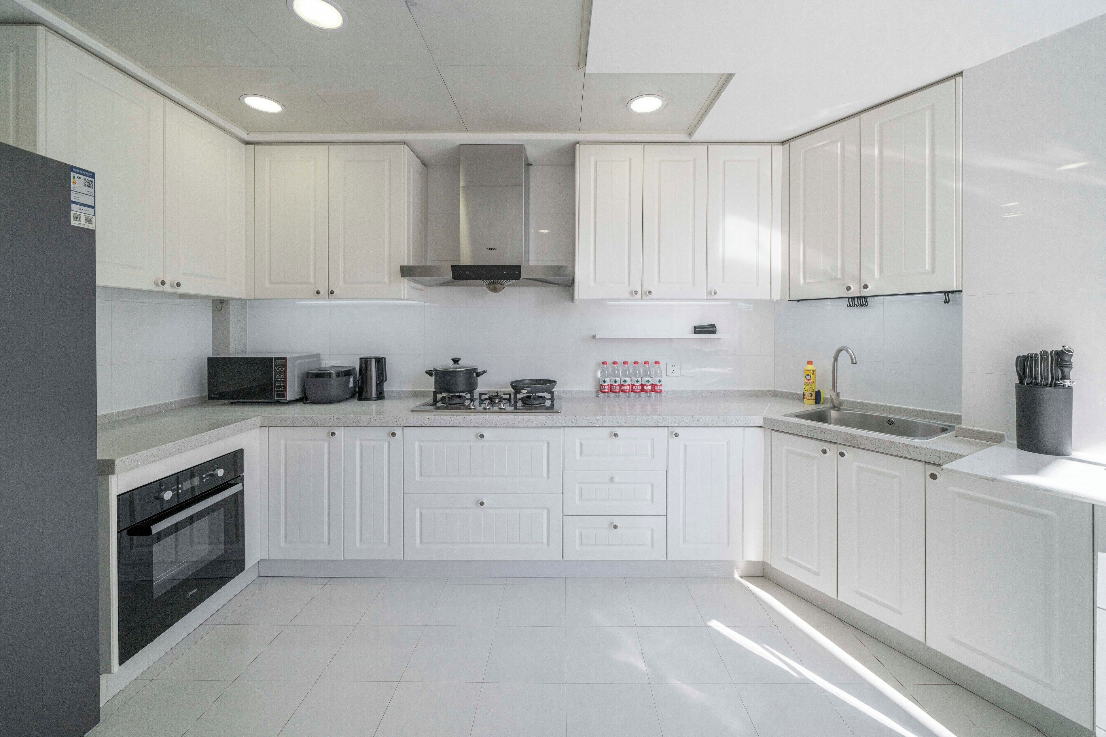 Apartamento superior, 3 quartos, sacada, vista para a cidade | Cozinha privada | Geladeira, micro-ondas, cooktop, talheres/pratos/utensílios de cozinha