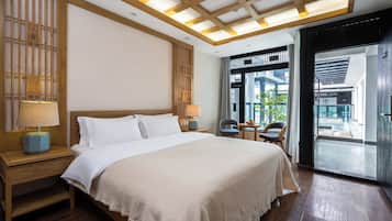 Quarto Duplo Comfort, vista para o jardim | Secretária adequada para computadores portáteis