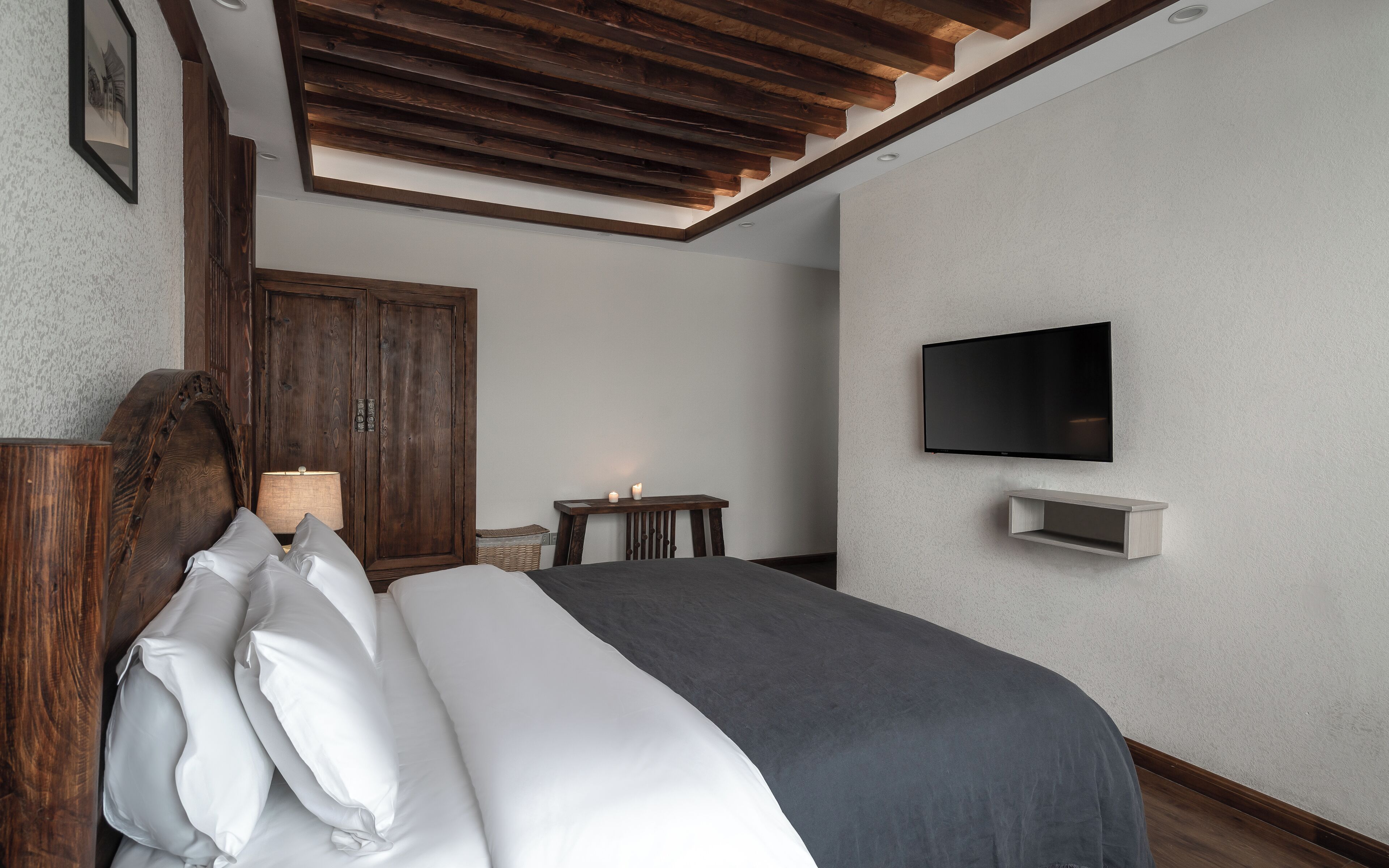 Quarto casal conforto, vista para o jardim | Espaço de trabalho para notebook, cortinas blackout