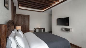 Quarto casal conforto, vista para o jardim | Espaço de trabalho para notebook, cortinas blackout