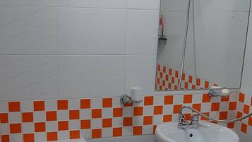 Artigos de higiene pessoal grátis, um secador de cabelo