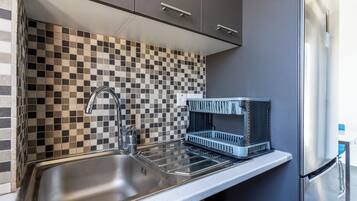 Apartamento, Vista para a cidade | Cozinha privada | Um frigorífico/congelador grande, um micro-ondas, um forno