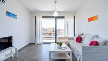 Apartamento, Vista para a cidade | Sala de estar | Smart TV, Netflix, serviços de streaming