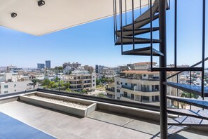 Um edifício alto com vista para o horizonte urbano.