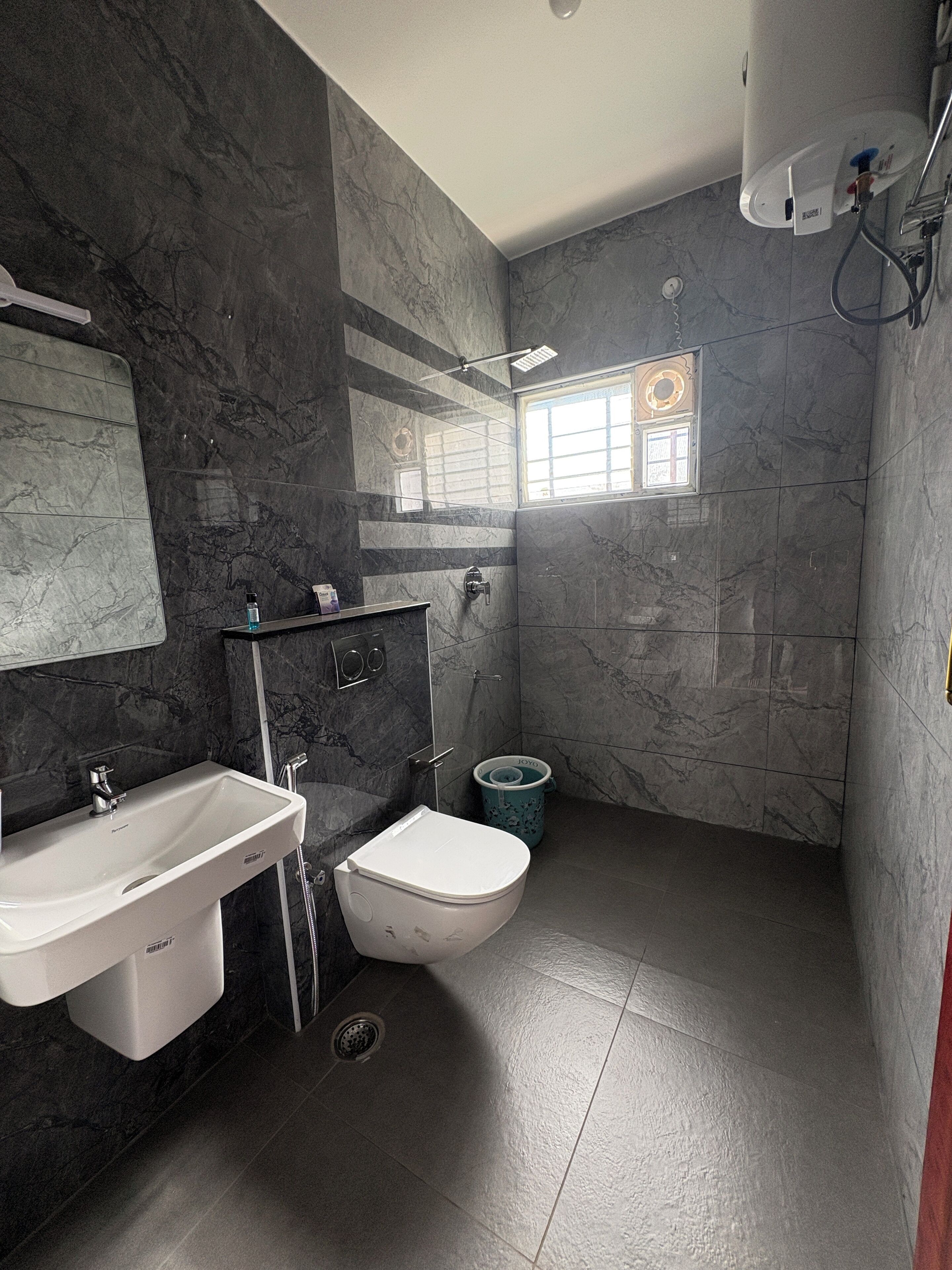 Quarto luxo, 2 quartos | Banheiro | Chuveiro, produtos de toalete grátis, toalhas de banho, sabonete