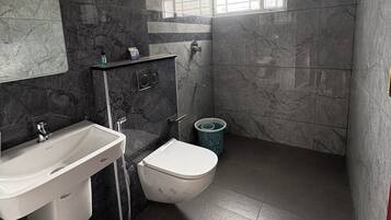 Quarto luxo, 2 quartos | Banheiro | Chuveiro, produtos de toalete grátis, toalhas de banho, sabonete