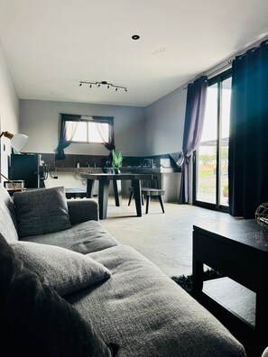 Suite-Estúdio Comfort, varanda, vista para o jardim | Com decoração personalizada 