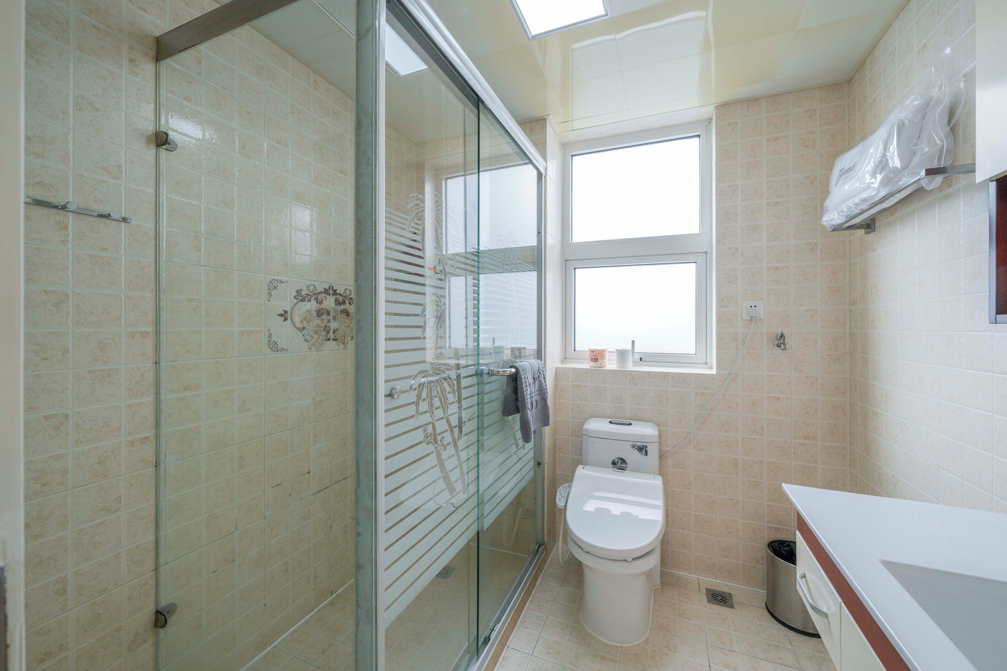 Apartamento Superior, 2 quartos, varanda, Vista para a cidade | Casa de banho | Um polibã, artigos de higiene pessoal grátis, um secador de cabelo 