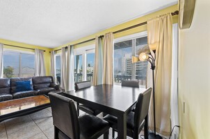 Condo com design assinado, 2 quartos, varanda, vista para a praia | Opções para refeição no quarto