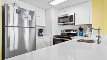 Apartamento Signature em Condomínio Fechado, 2 quartos, pátio, vista para a praia | Cozinha privada | Um frigorífico, um micro-ondas, um forno, uma placa de cozinha