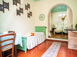 Apartamento clássico, vista para o jardim | Escrivaninha, espaço de trabalho para notebook, cortinas blackout