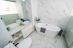 Apartamento Superior, 2 quartos, varanda, Vista para a cidade | Casa de banho | Artigos de higiene pessoal grátis, um secador de cabelo, chinelos 