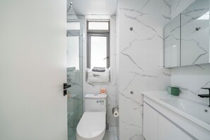 Apartamento Superior, 2 quartos, varanda, Vista para a cidade | Casa de banho | Artigos de higiene pessoal grátis, um secador de cabelo, chinelos 