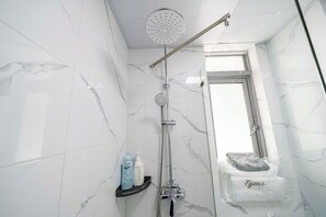Apartamento Superior, 2 quartos, varanda, Vista para a cidade | Casa de banho | Artigos de higiene pessoal grátis, um secador de cabelo, chinelos 