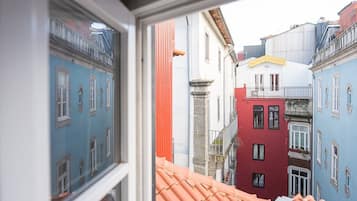 Estúdio (Studio Apartment) | Escrivaninha, espaço de trabalho para notebook