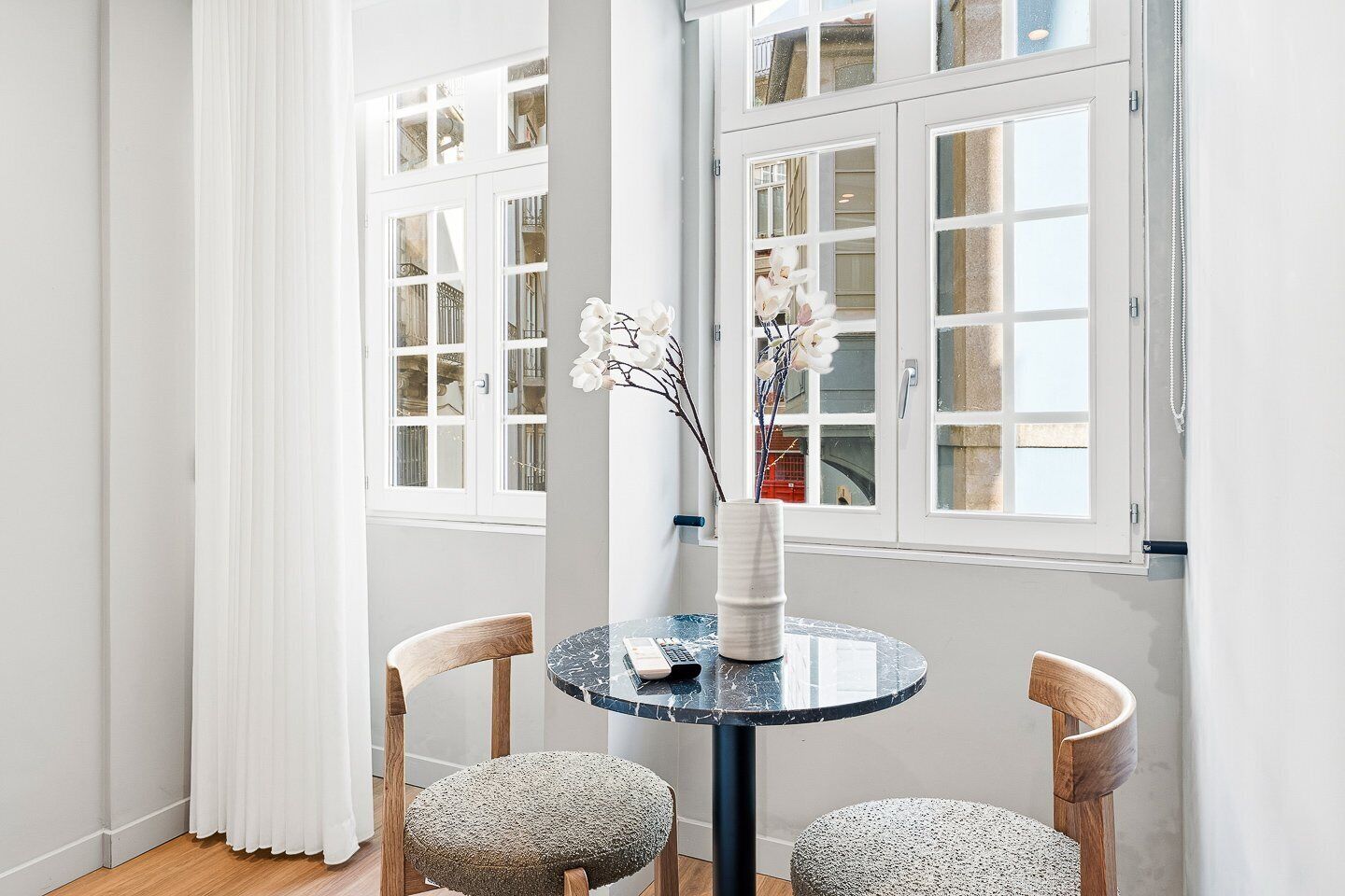 Estúdio (Studio with Street View) | Escrivaninha, espaço de trabalho para notebook