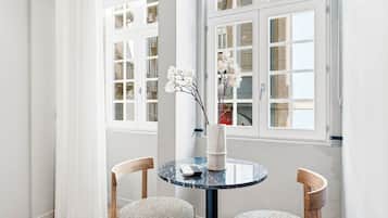 Estúdio (Studio with Street View) | Escrivaninha, espaço de trabalho para notebook