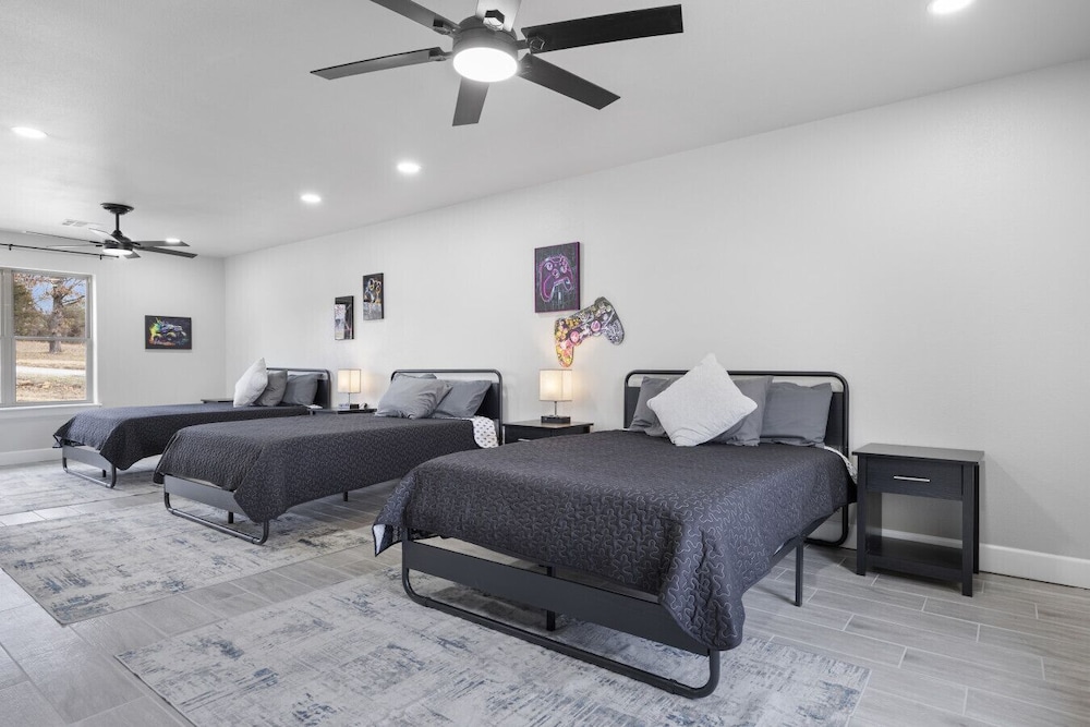 Spacious home for 12! Less than 5 minutes to Nichols Point Boat Ramp ...