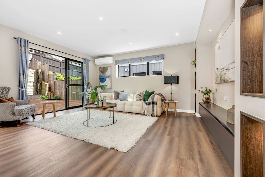 Alluvial New Build - Huge Backyard & Deck, 6 Baths - Beachlands