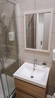 Apartamento (Room) | Casa de banho | Um polibã, um secador de cabelo, toalhas fornecidas, sabão 
