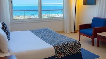 Quarto casal superior, vista para o mar | Frigobar (abastecido com itens grátis), cofres nos quartos
