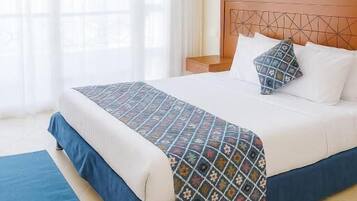 Quarto Duplo Standard, varanda, vista parcial para o mar | Minibar grátis, cofre no quarto, cortinas/cortinados opacos