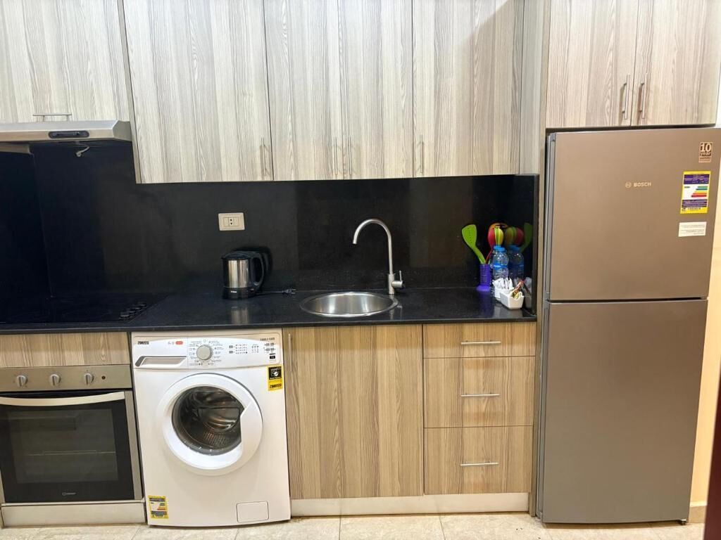 Suite Júnior, vista parcial para o mar | Cozinha privada | Um micro-ondas, um forno, uma máquina de lavar louça 