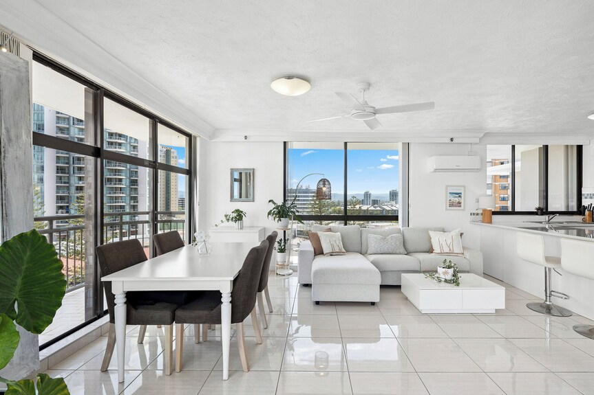 Cosy Ocean Views Apartment W/cinema At Night. Pet-friendly! - Surfers Paradise
