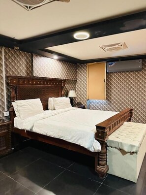 Quarto casal superior | Escrivaninha, Wi-Fi de cortesia