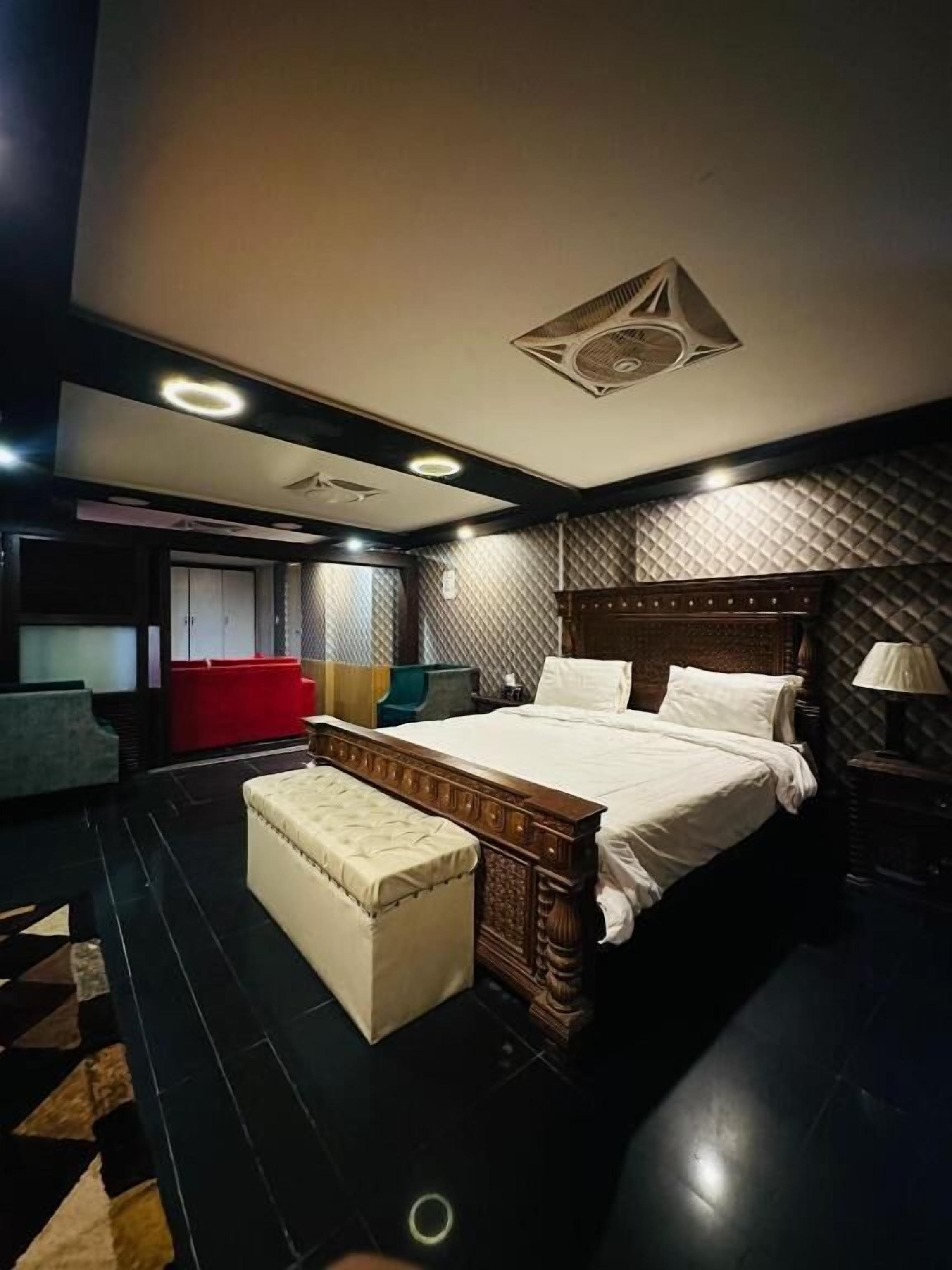 Quarto casal superior | Escrivaninha, Wi-Fi de cortesia