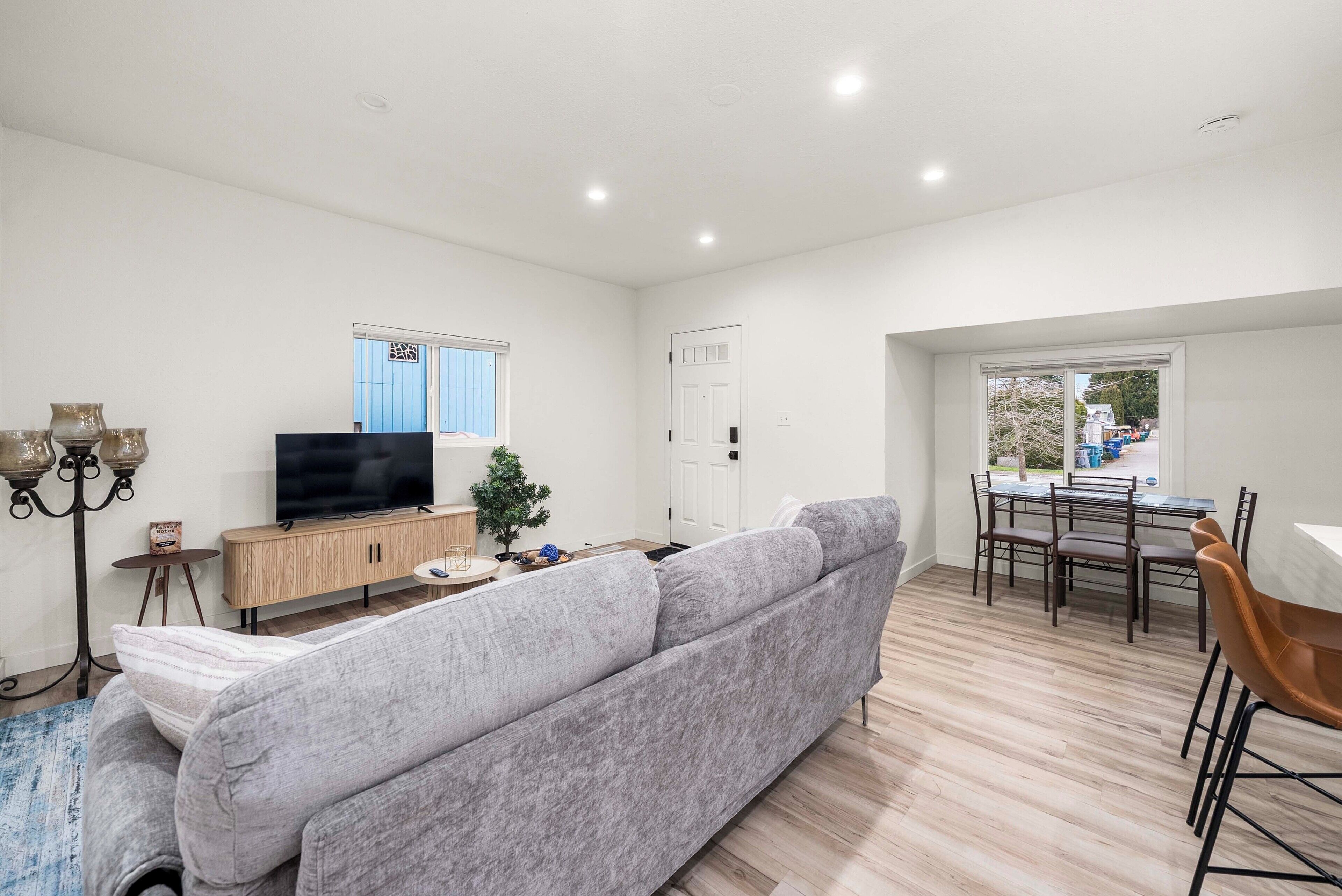 Charming 3 Bedroom Seattle Home W/ Ensuite Laundry - Tukwila, WA