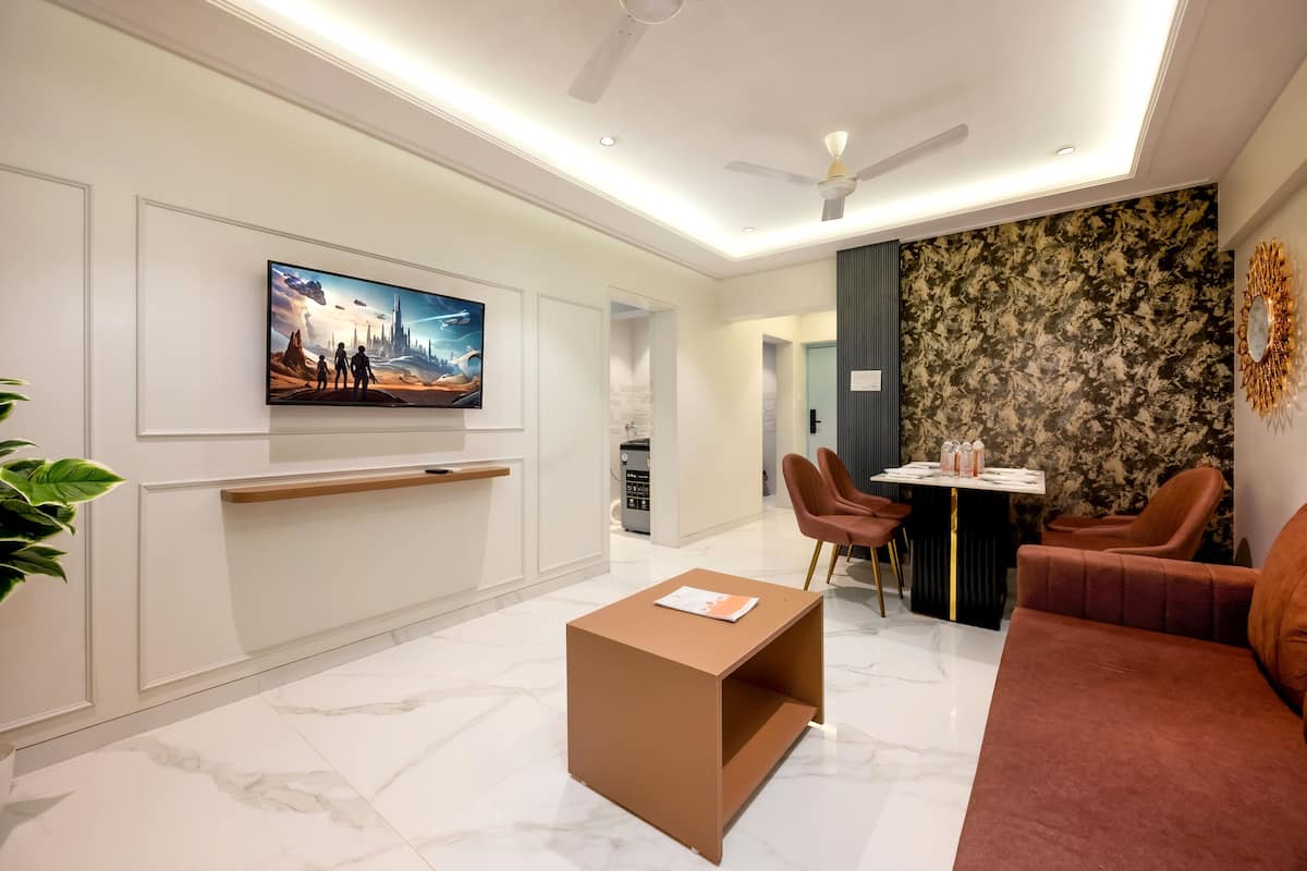 Apartamento superluxo, 2 quartos, vista para a cidade | Área de estar | Smart TV 32 polegadas com canais digitais, Netflix