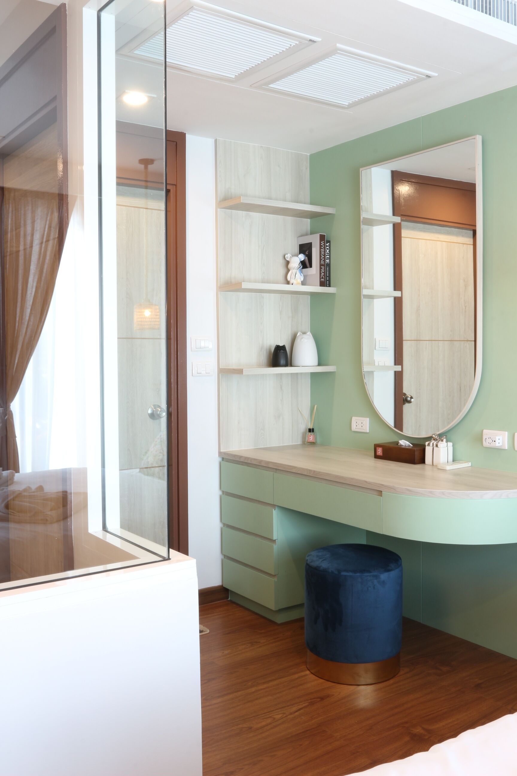 Escrivaninha, cortinas blackout, ferros/tábuas de passar roupa