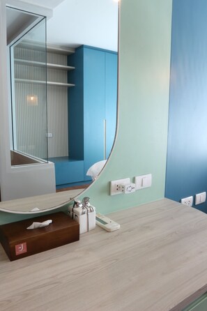 Chuveiro, secador de cabelo, toalhas de banho, sabonete