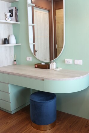 Um polibã, um secador de cabelo, toalhas fornecidas, sabão 