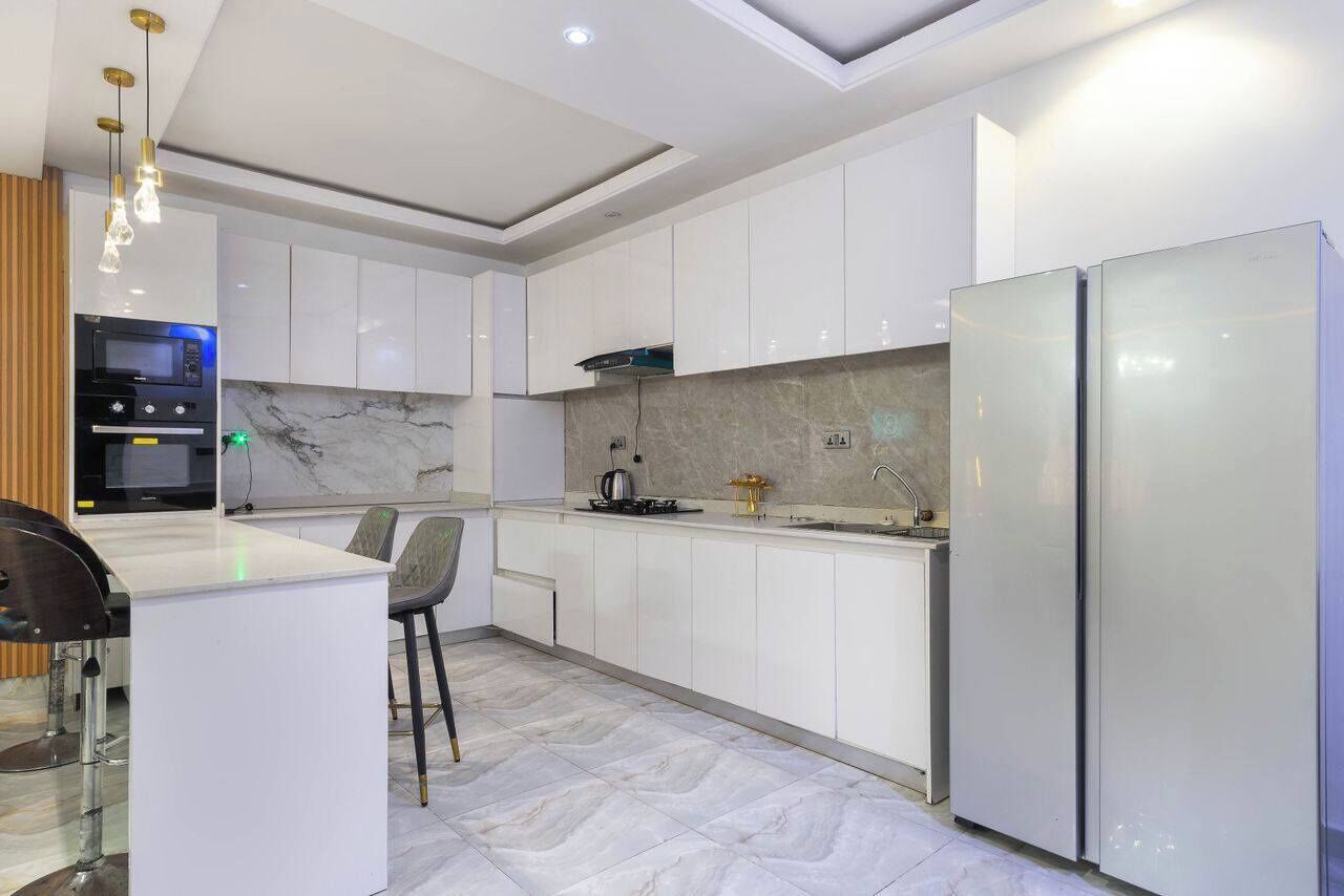 Apartamento econômico, sacada, vista para a cidade | Cozinha privada | Geladeira, micro-ondas, fogão, cooktop