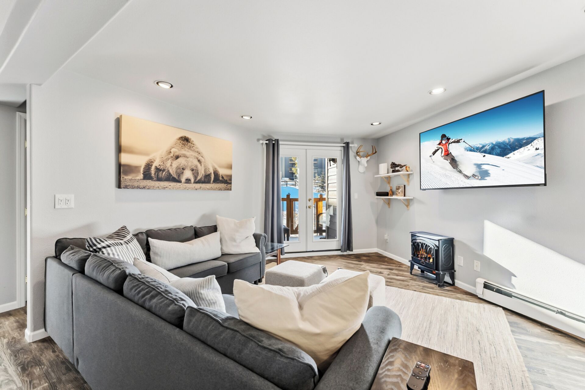 Treehouse C106 - Renovated Condo, Pool, Hot Tub, Game Room - Central Summit County Location - Silverthorne, CO