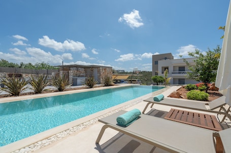 Piscina exterior . Le Mont Blanc