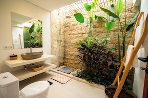 Villa Design, 2 quartos, piscina privativa | Casa de banho | Um polibã, artigos de higiene pessoal grátis, um secador de cabelo 