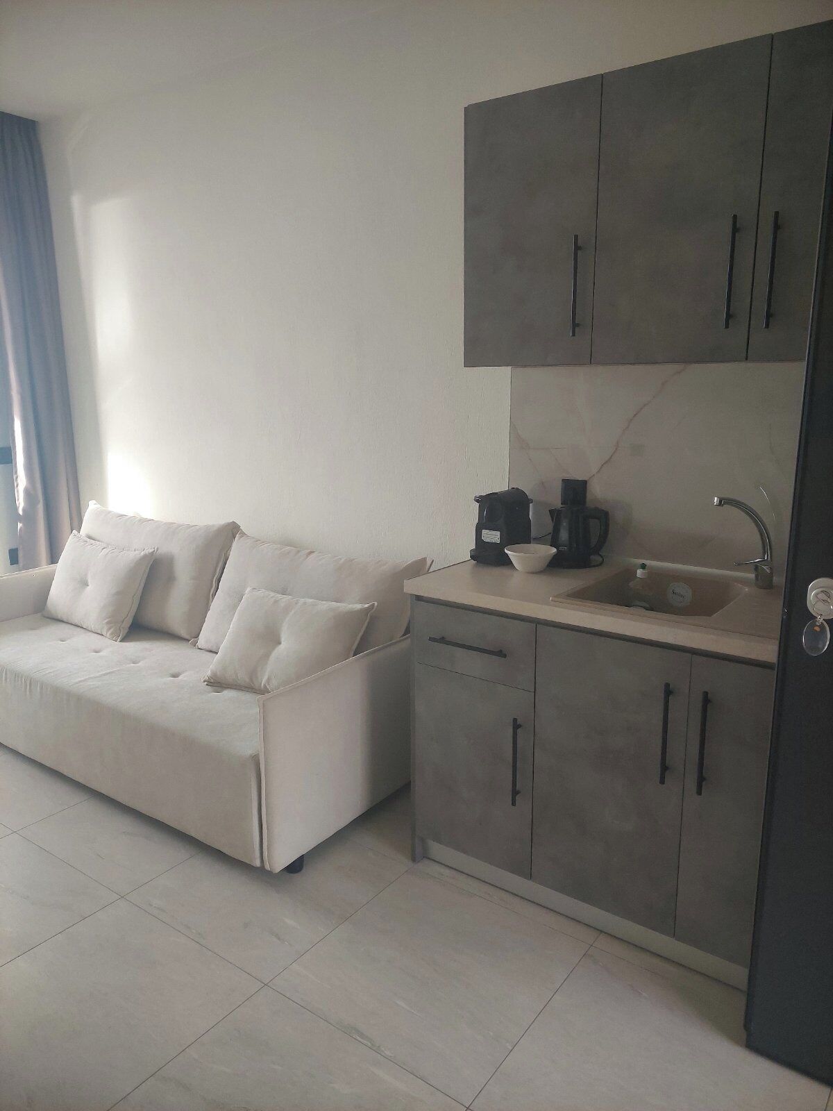 Apartamento, 1 cama de casal e sofá-cama, não fumadores, casa de banho privativa | Sala de estar | Televisor 